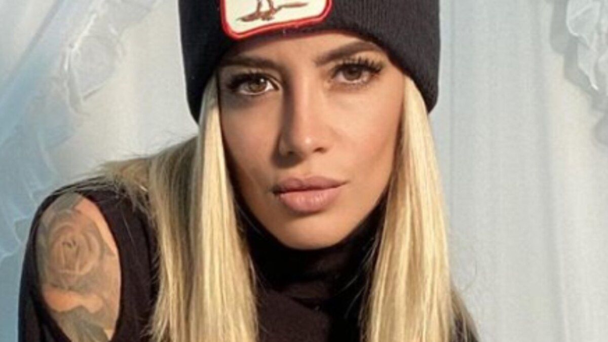 A sus 44 años, Claudia Ciardone se suma al hilo dental ultra cavado en ...