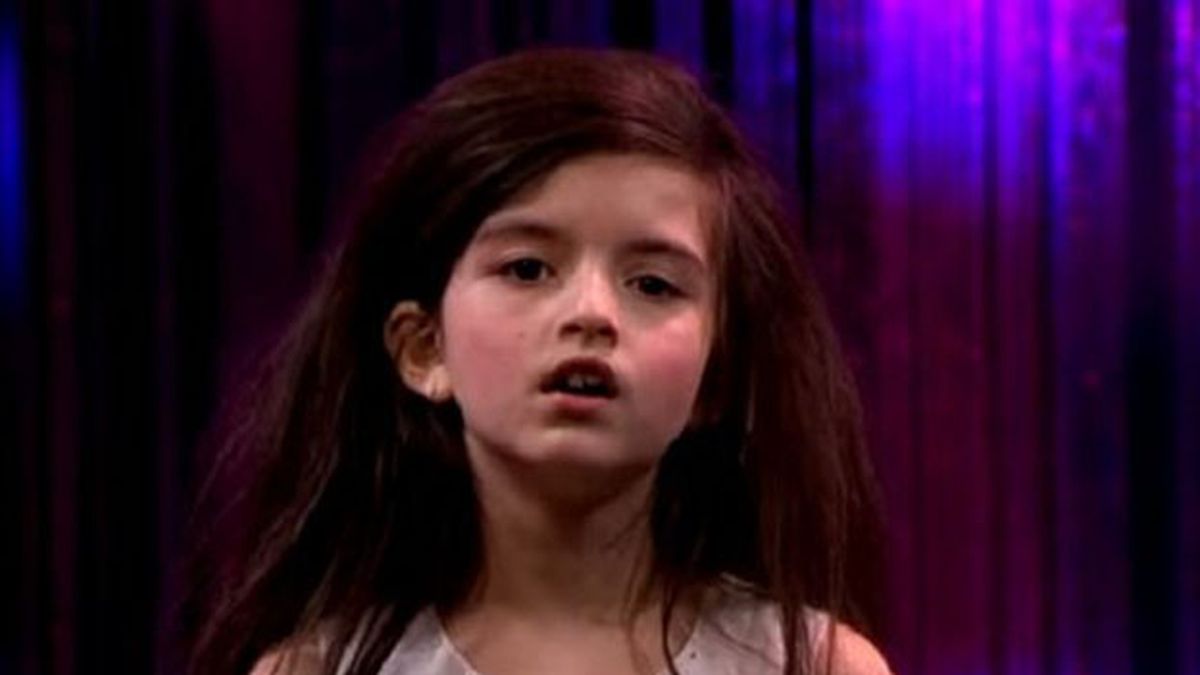 Video: niña de 7 años sorprende al cantar un clásico de Frank Sinatra