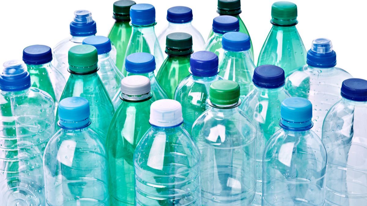 Crea un hermoso porta cubiertos con 3 botellas de plástico y un poco de ...