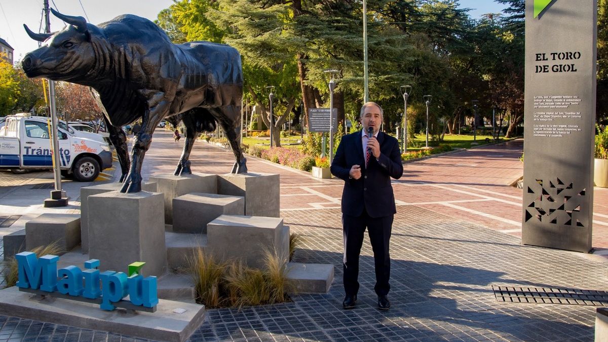 Stevanato inauguró la estatua del célebre Toro de Giol tras una ...