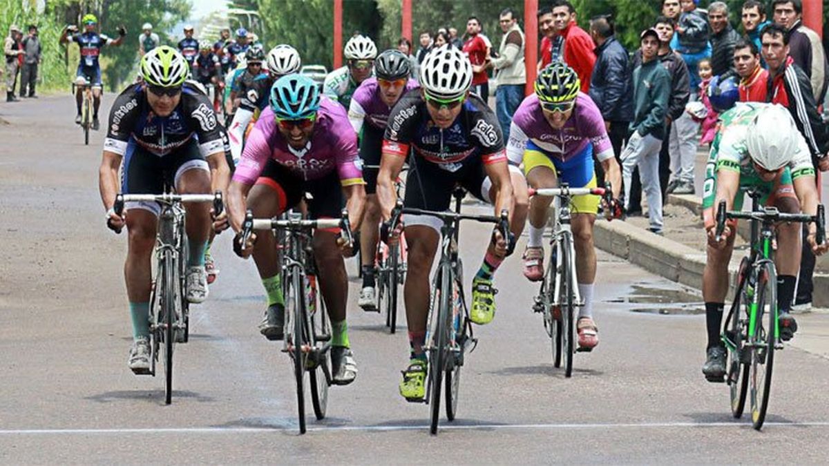 Mauricio Páez festejó tras la lluvia y un sprint final impresionante