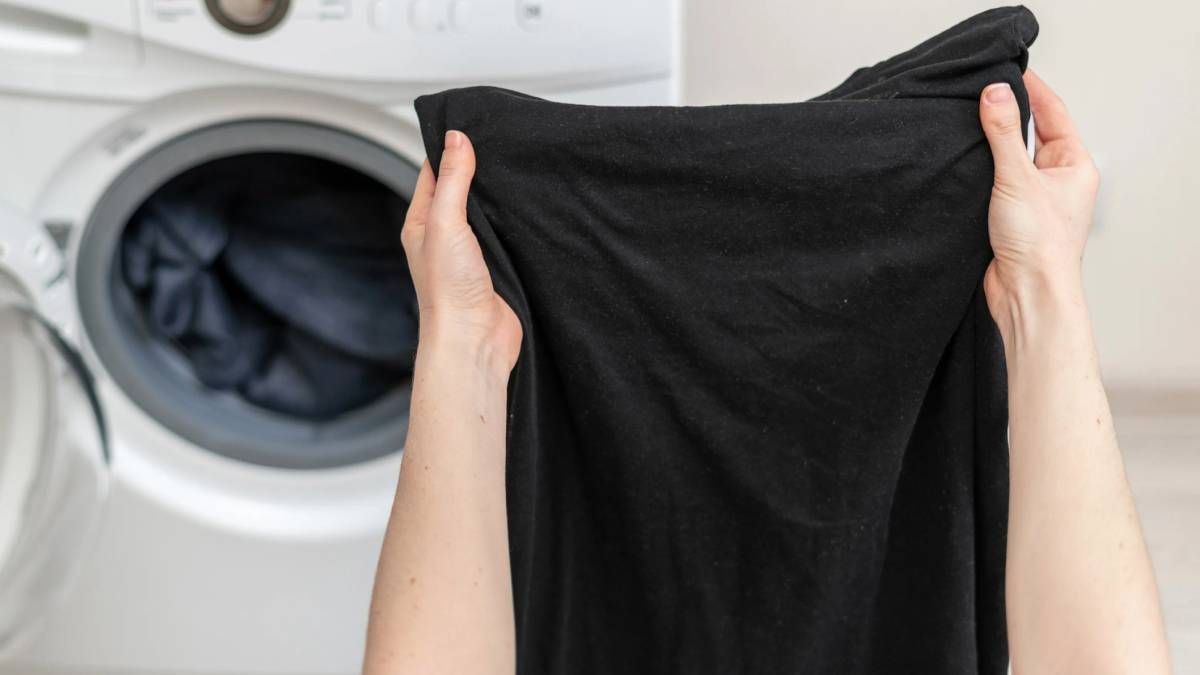 Recupera el color negro de tu ropa con solo dos ingredientes