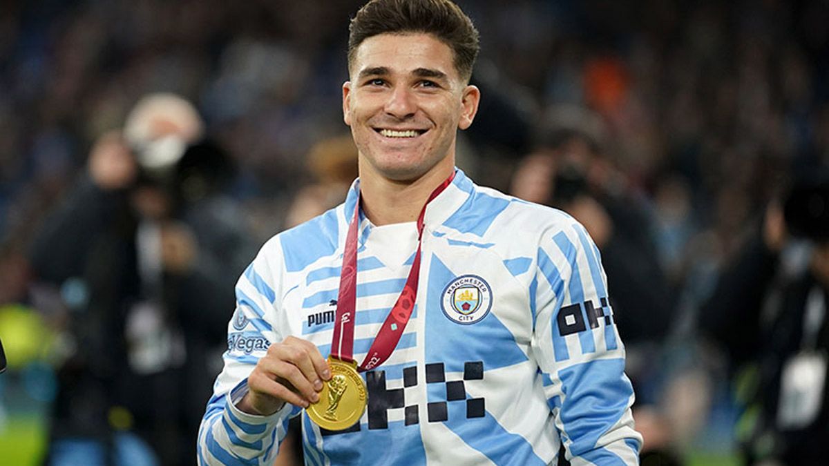 Julián Álvarez mostró la medalla de campeón, jugó unos minutos y fue ...