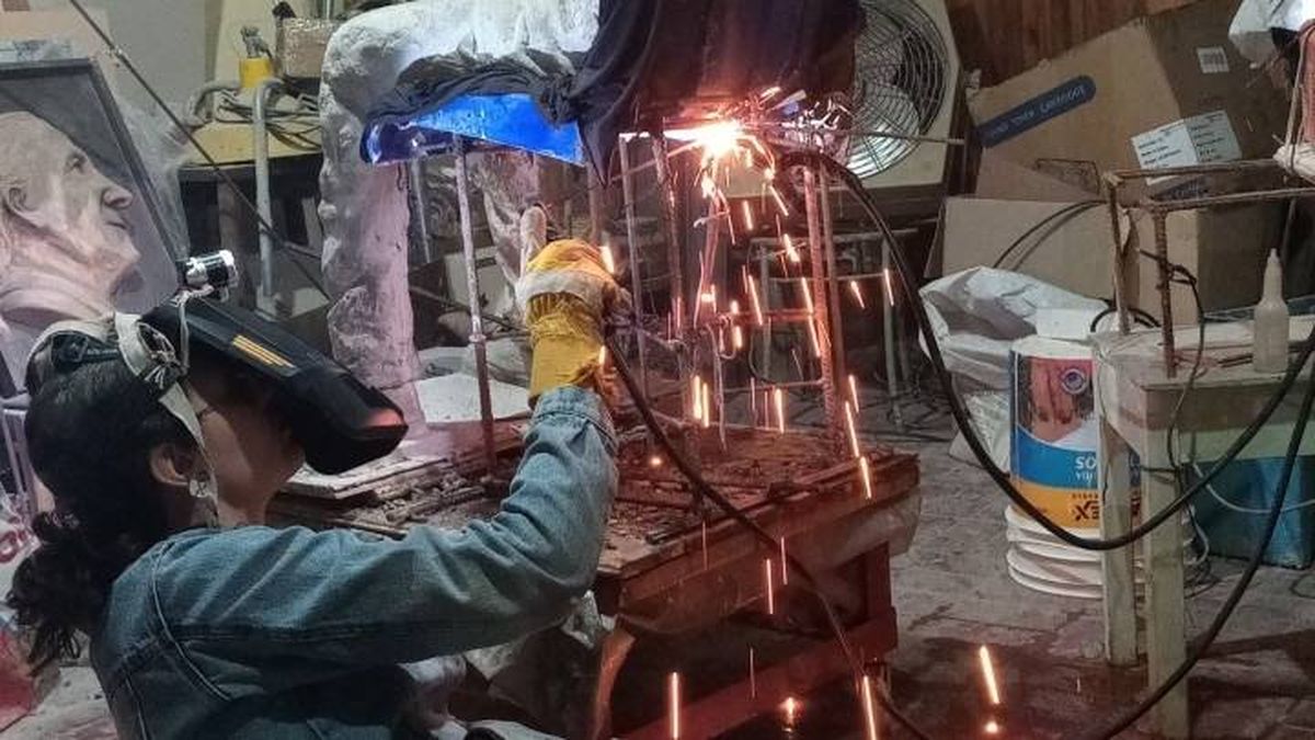 La estatua del Loco Julio que dividió al Tomba sigue dando que hablar ...