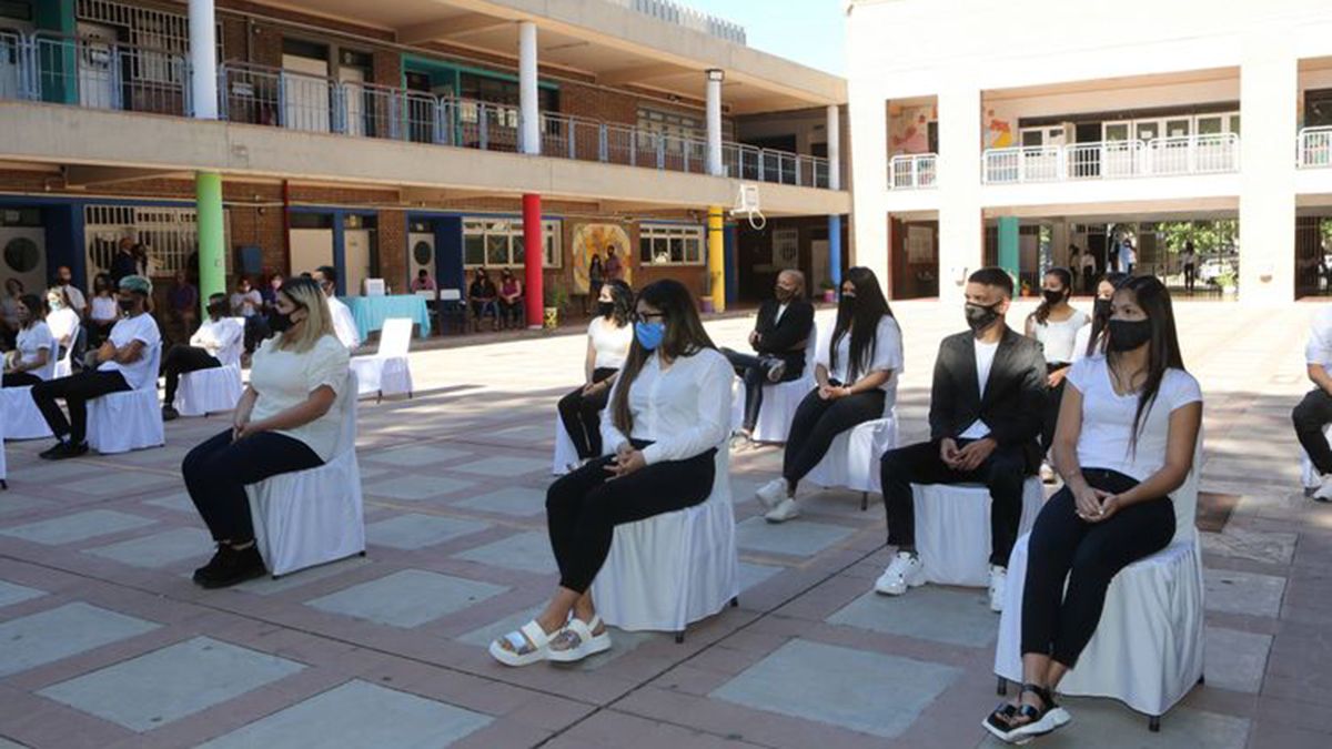 La escuela Vicente Zapata tuvo su acto de colación
