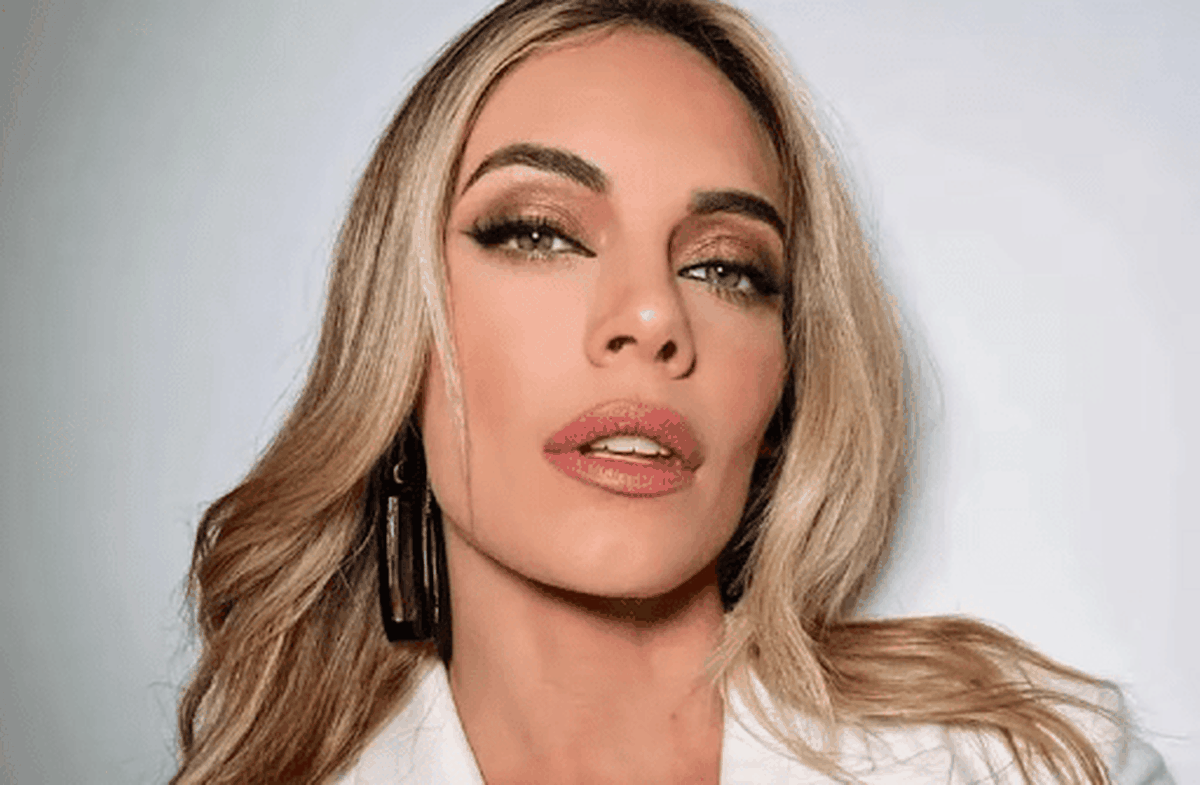 Emilia Attias paraliza el look corporate core con ultra colaless a la vista y corbatita