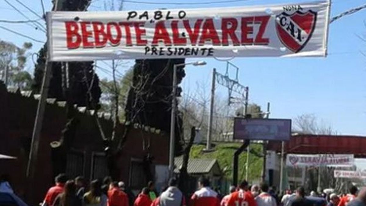Ritual barrabrava: el Bebote Álvarez, repartiendo dólares y a los tiros