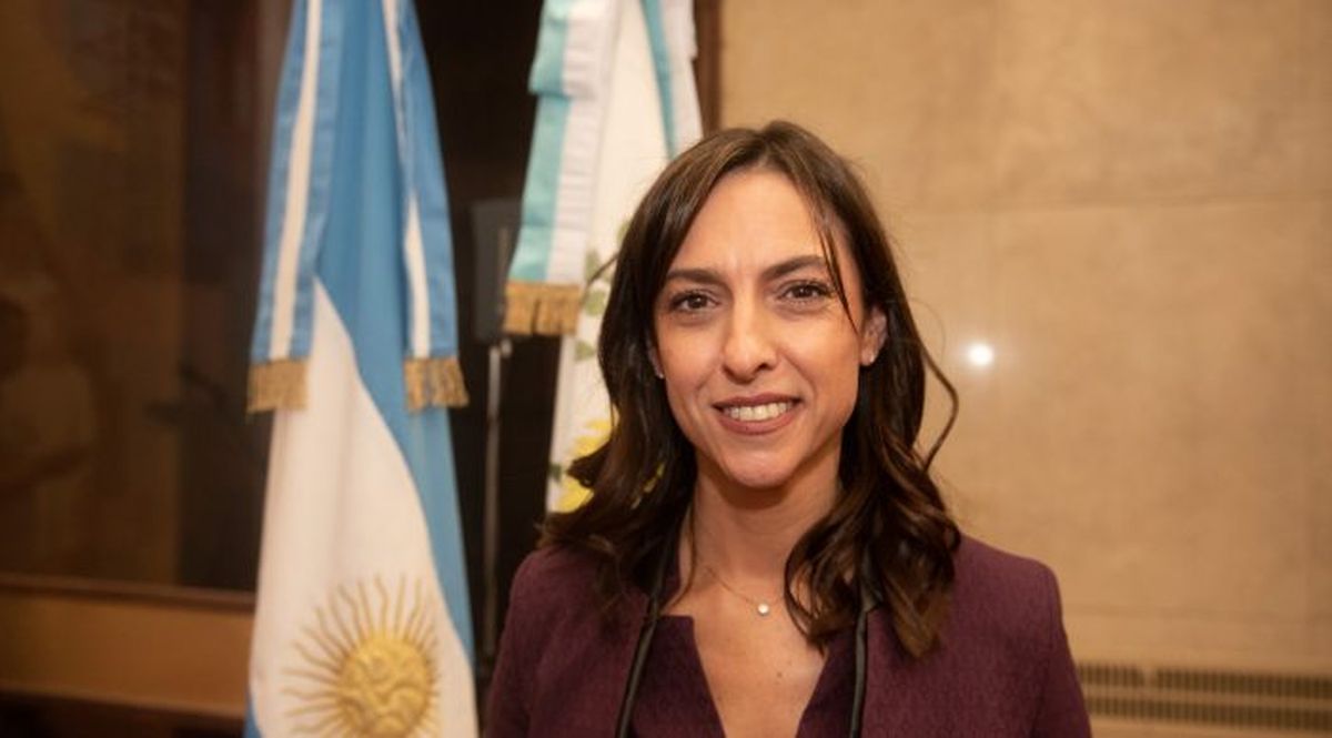 Rodolfo Suarez tomó juramento a la nueva defensora general del ...