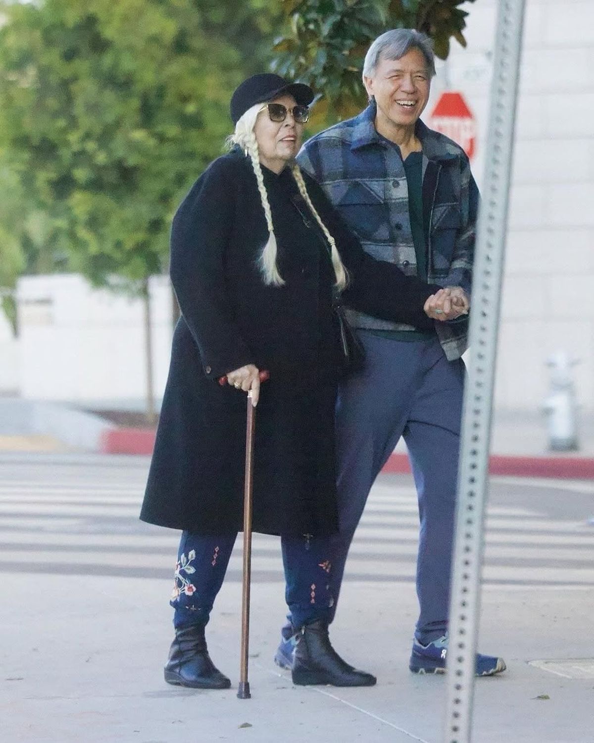 Así se ve hoy la cantante canadiense Joni Mitchell, a sus 81 años