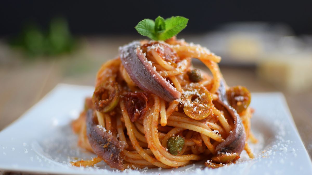 Cómo preparar Salsa puttanesca para pastas: la receta con anchoas y 8 ...