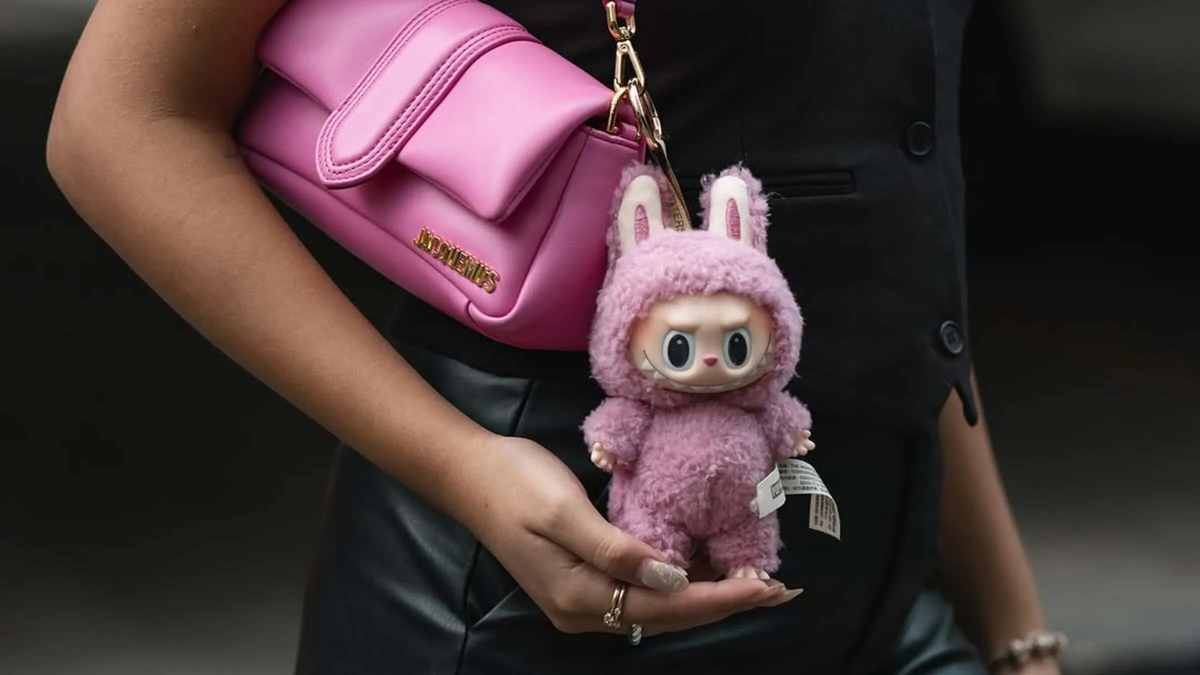 Qué son los Labubu, la nueva tendencia que llevan los famosos