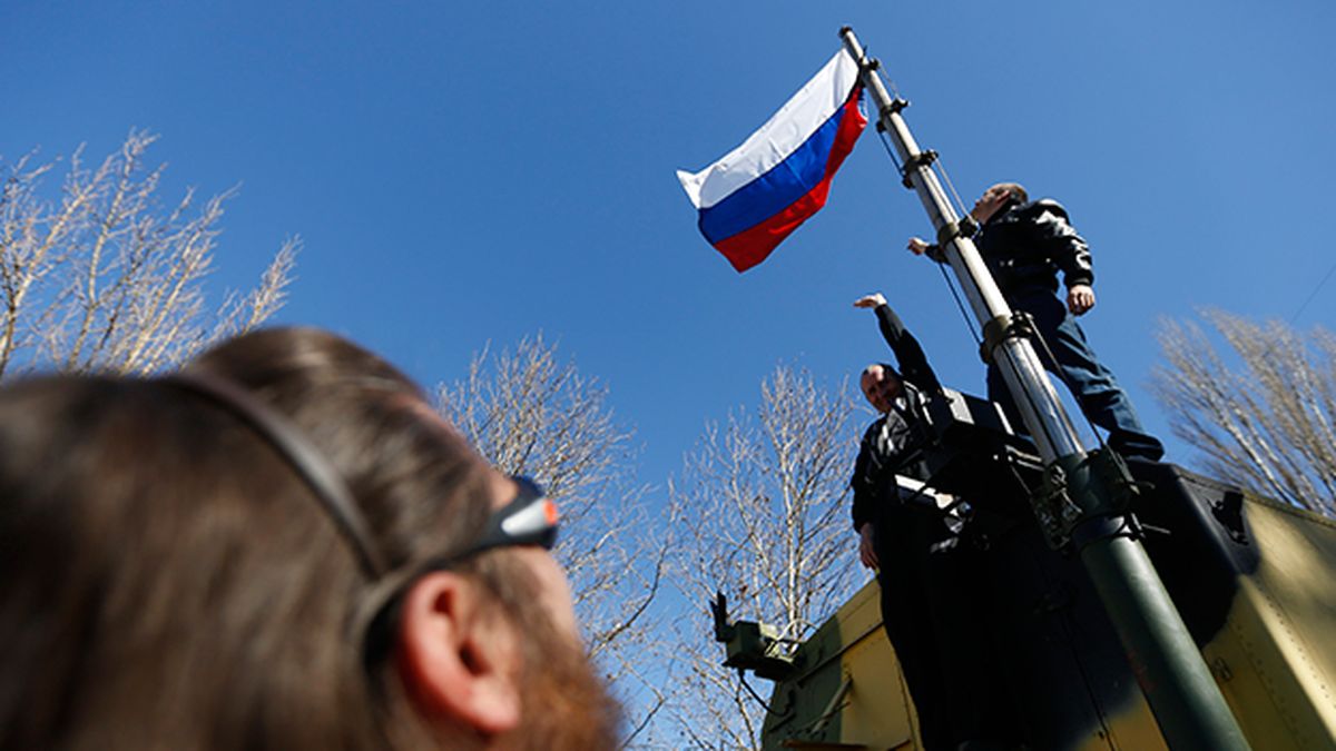 La banderas rusas ya ondean en todas las unidades militares de Crimea