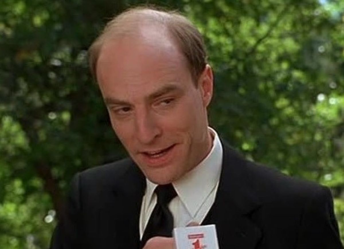 Respira hondo al ver cómo luce Martin, el mayordomo de Juego de gemelas ...