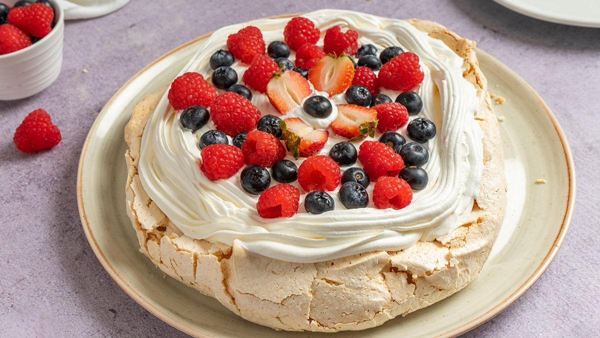 Cómo preparar Pavlova: la receta del postre de merengue, crema y frutas ...