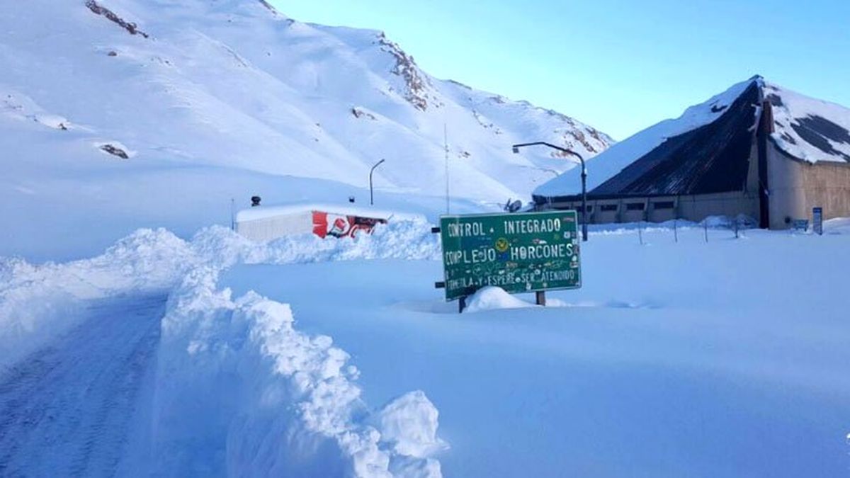 A pesar de las jornadas de sol, hay mucha nieve acumulada en alta montaña