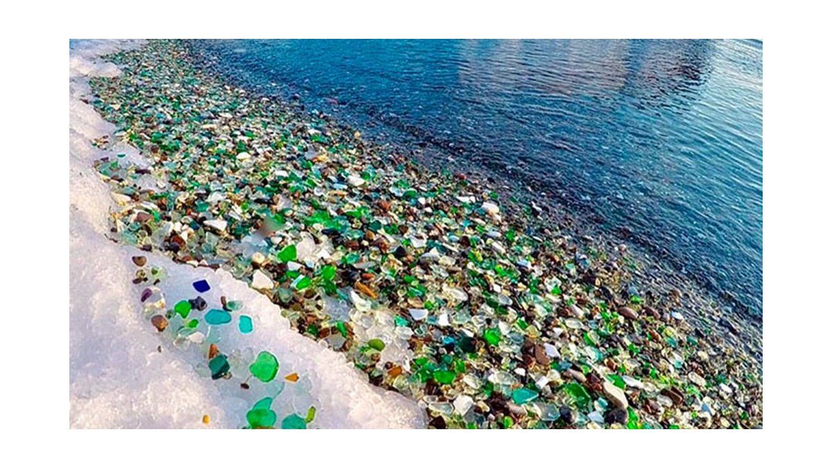 La playa rusa hecha de piedras de botellas de vodka