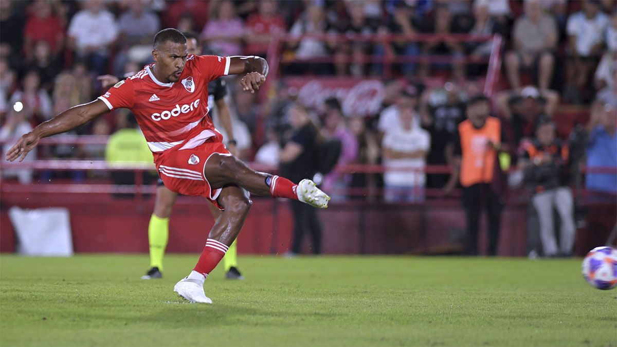 River goleó a Huracán, con un doblete de Rondón, y está firme arriba