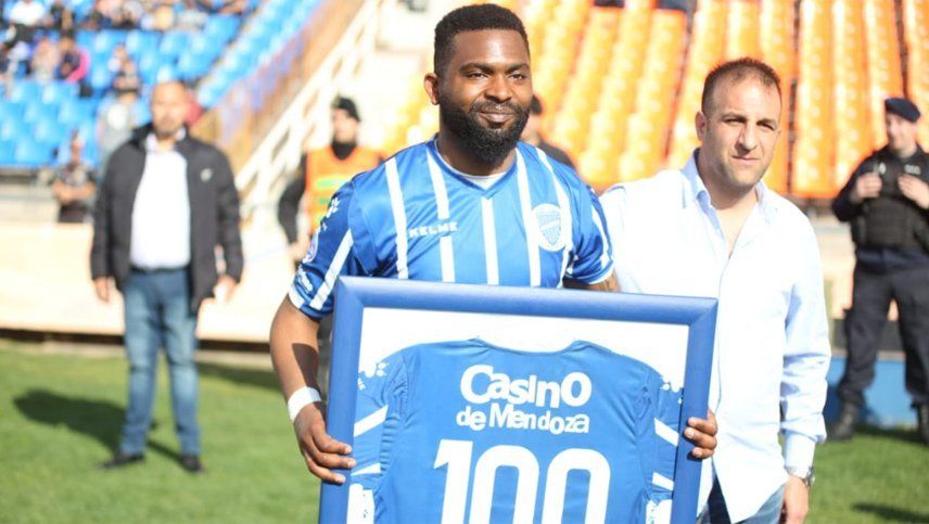 El Morro García fue reconocido y los hinchas no pararon de ovacionarlo