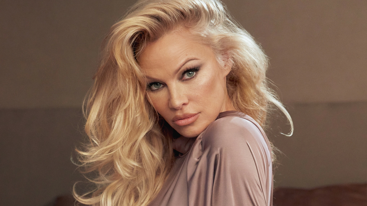 ¡intacta Pamela Anderson Se Puso Su Enteriza Colorada En Versión