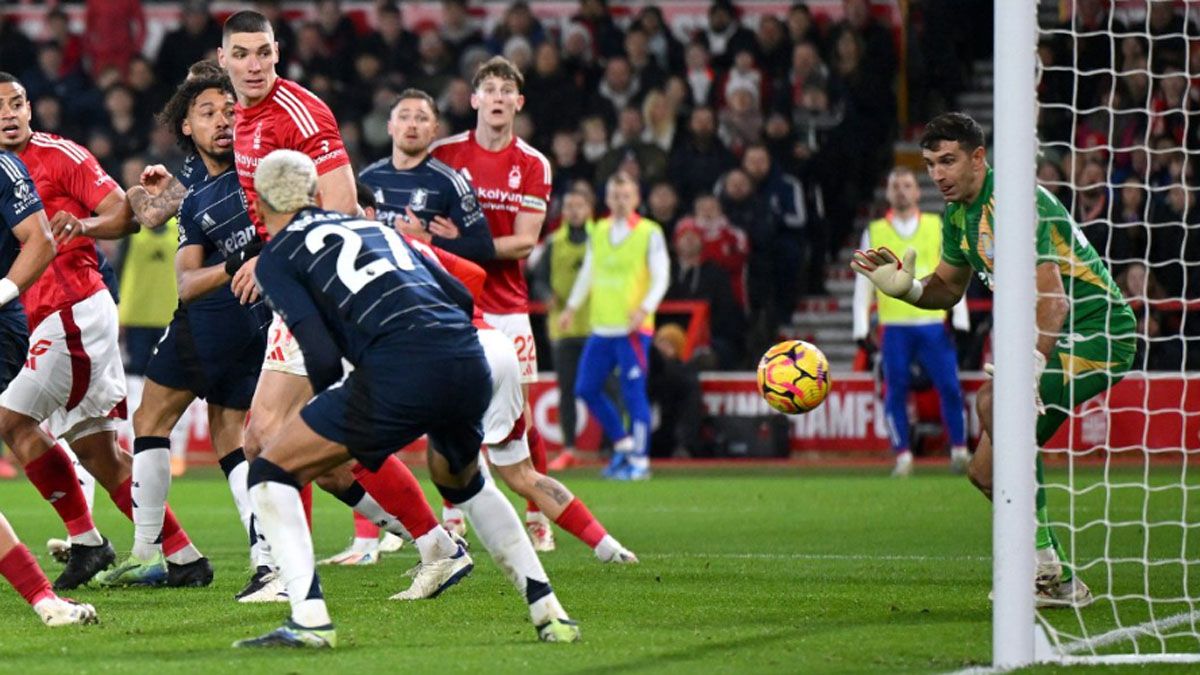 La notable atajada de Dibu Martínez que no le alcanzó al Aston Villa en ...