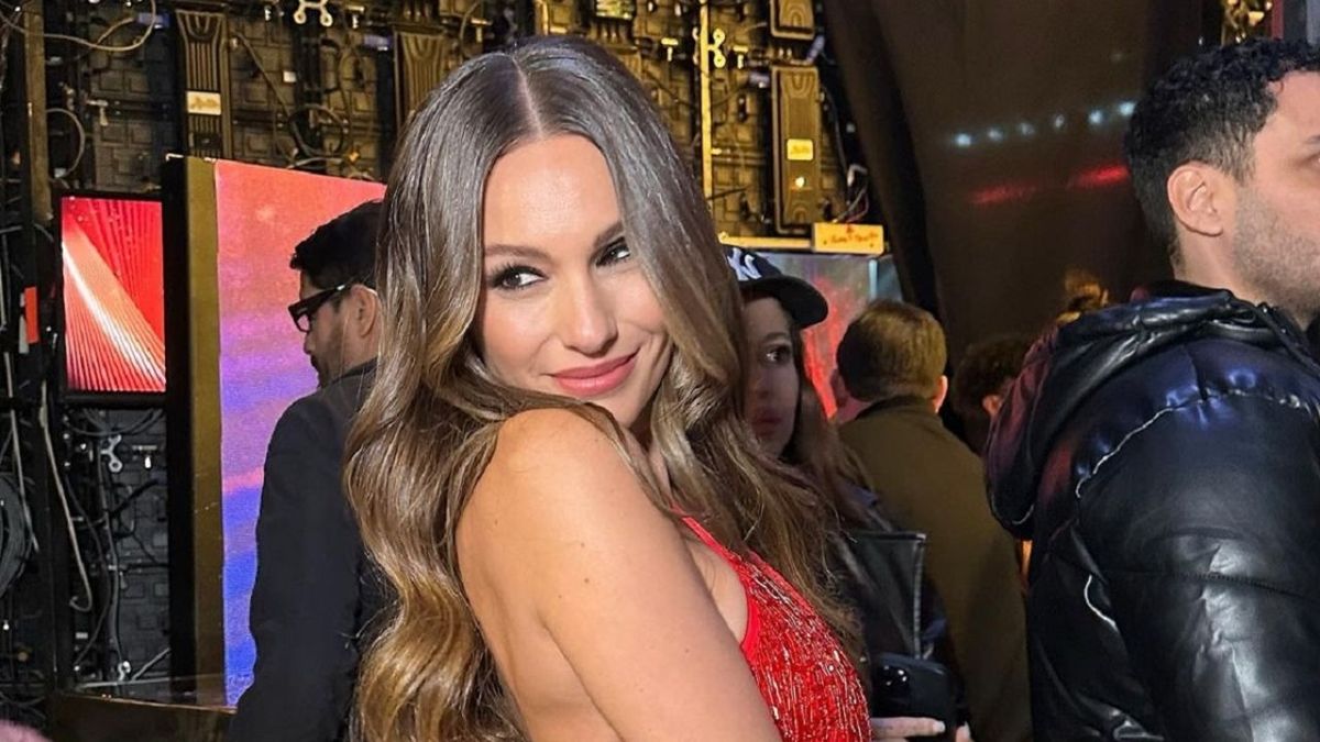 Pampita reina de la poca tela y puras aberturas con sus vestiditos