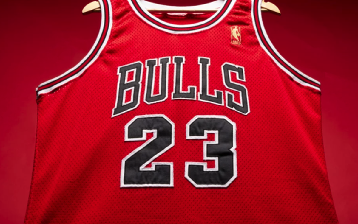 Pagan millones de dólares por una extraña camiseta que Michael Jordan ...