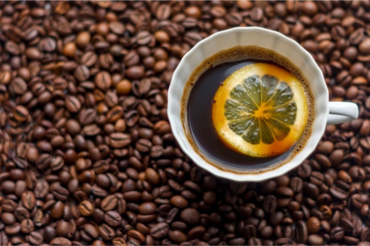 Para qué sirve el café con limón y cuáles son sus beneficios