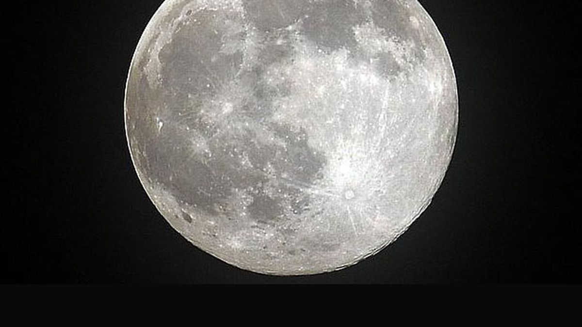El análisis de una roca lunar disparó dudas acerca de la edad del satélite