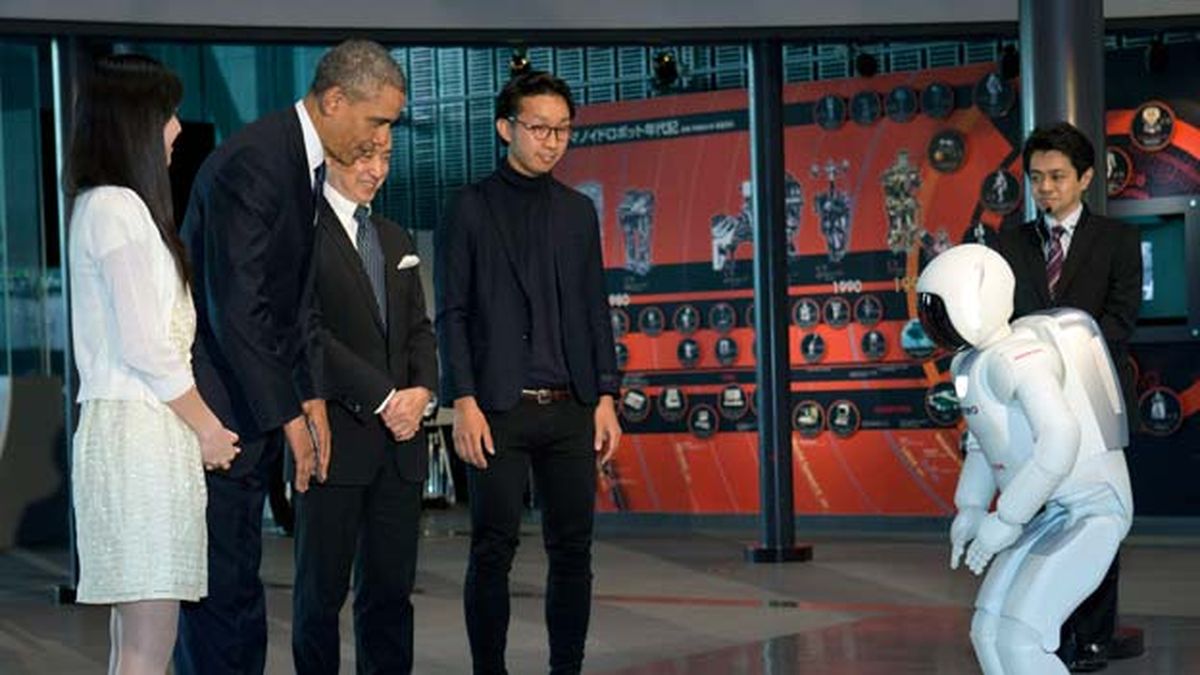 Obama peloteó con un robot japonés
