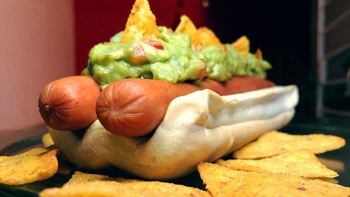 Un argentino inventó un pancho doble en un pan con canaleta