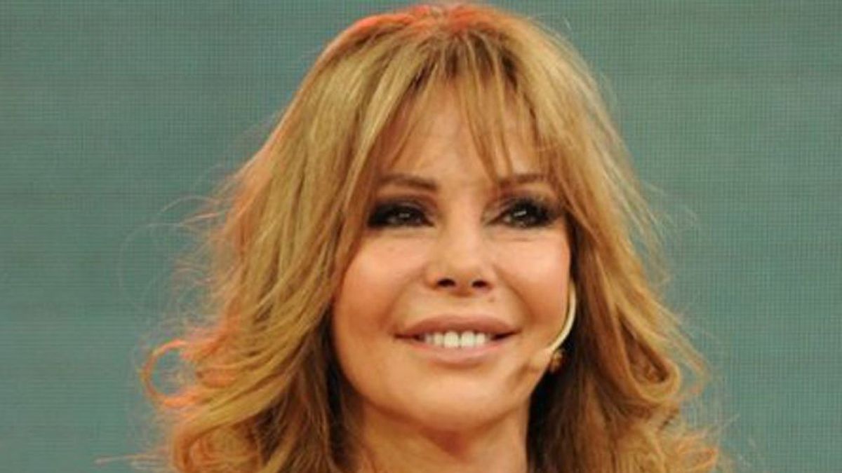 Graciela Alfano, de espalda con una micro tanga