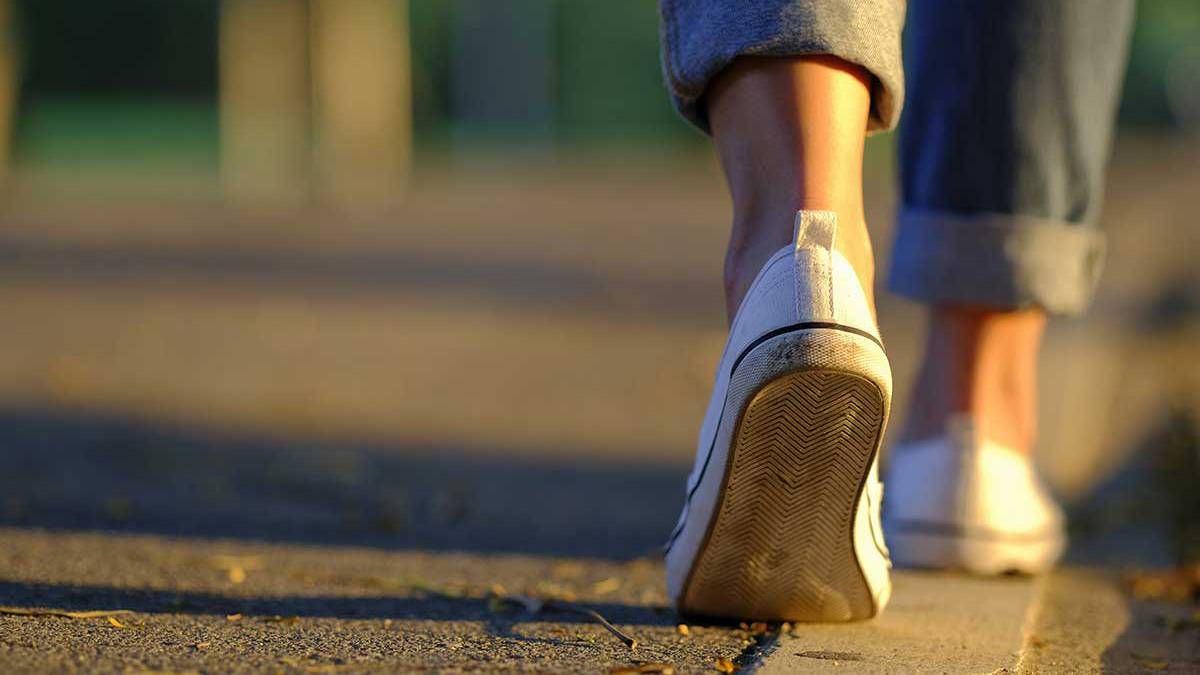 Cómo adelgazar andando: 5 trucos para perder peso caminando poco