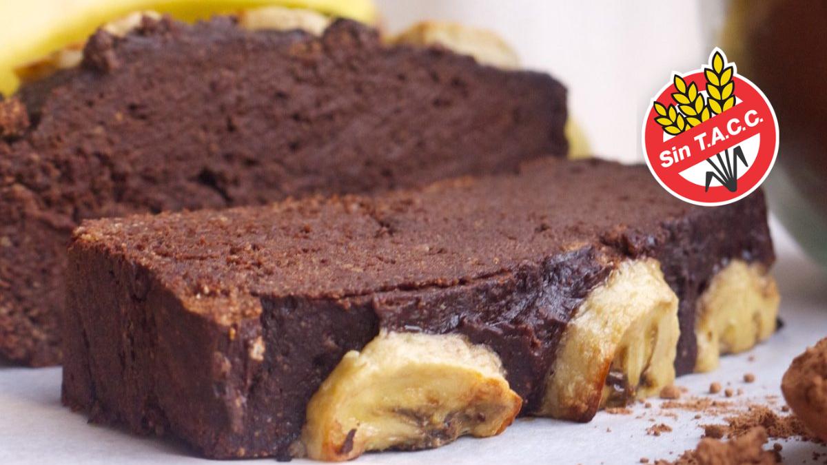 El budín de banana y cacao esponjoso y húmedo sin TACC ni lactosa perfecto para tu merienda