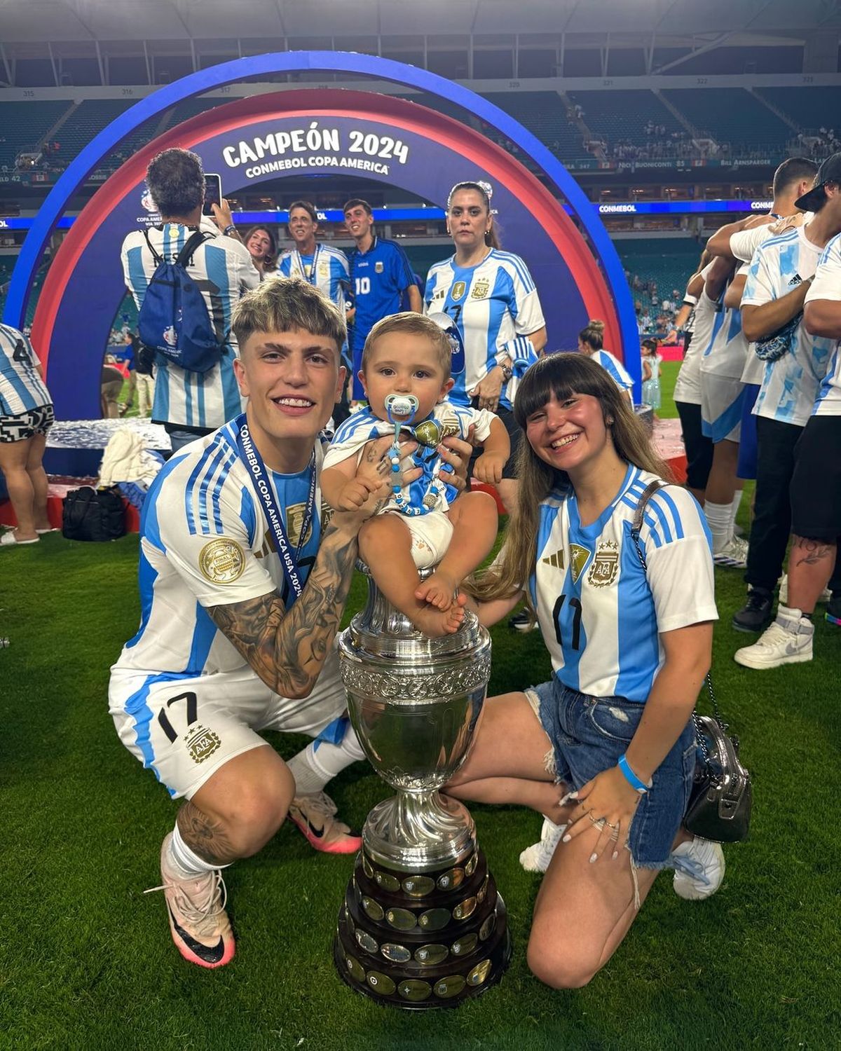 Los festejos de Alejandro Garnacho tras su primer título con la ...