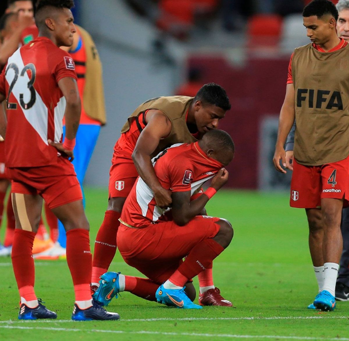 Advíncula pidió perdón y renunció a la selección de Perú