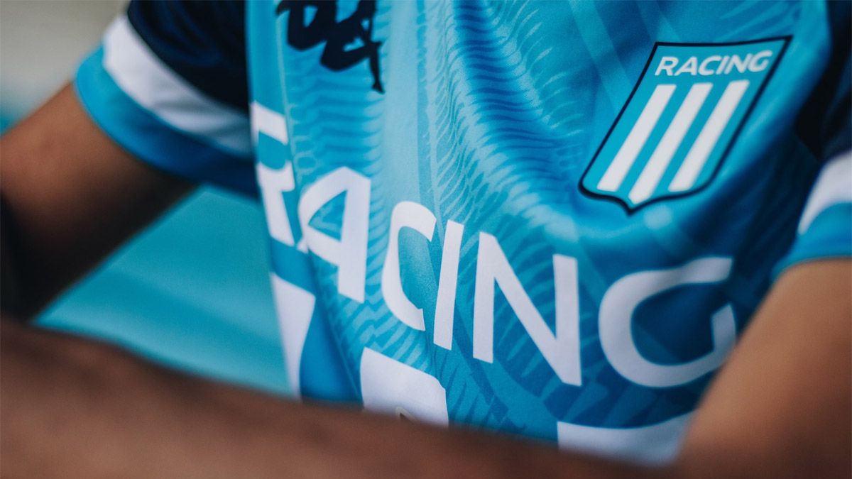 Racing sacó una camiseta en homenaje al título del 2001