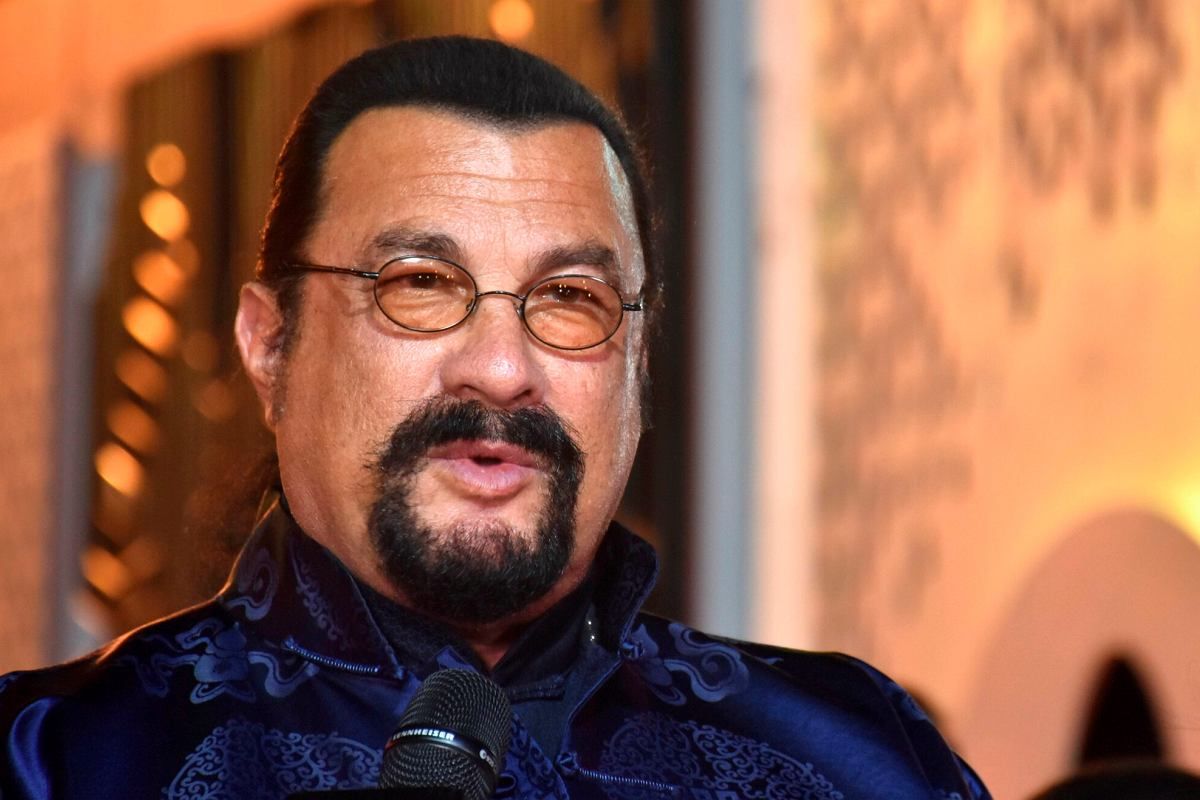Asi luce hoy Steven Seagal, el actor de cine de acción de Alerta Máxima