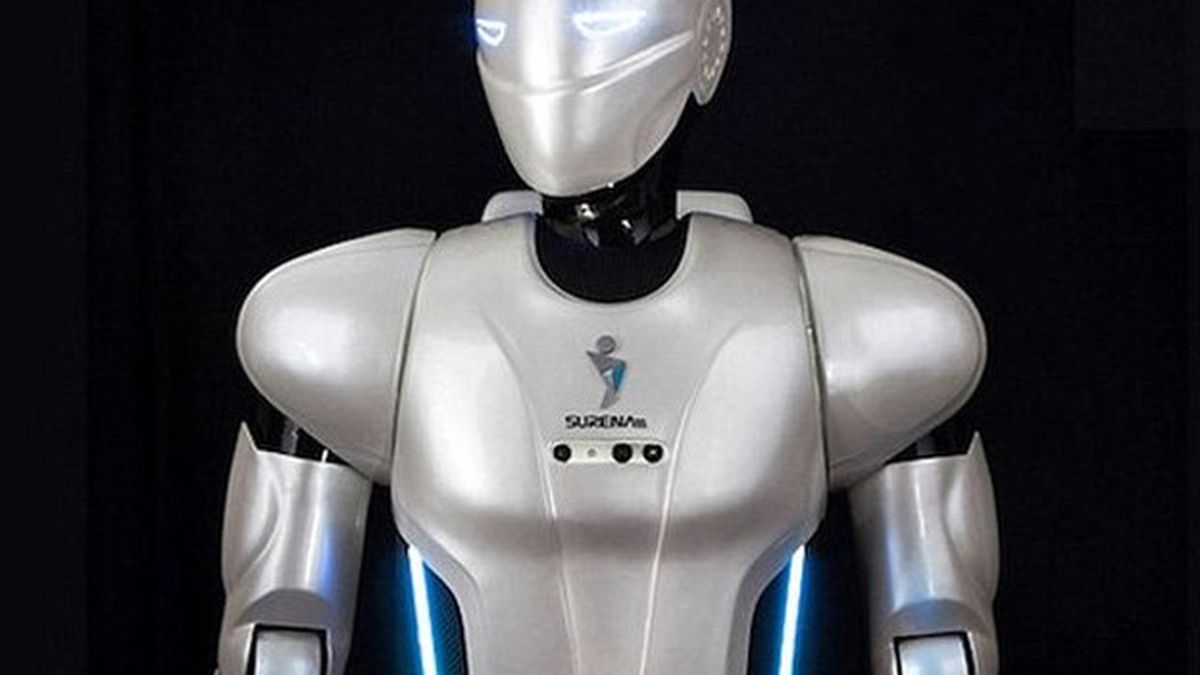 Surena, un robot que corre, juega al fútbol y habla persa