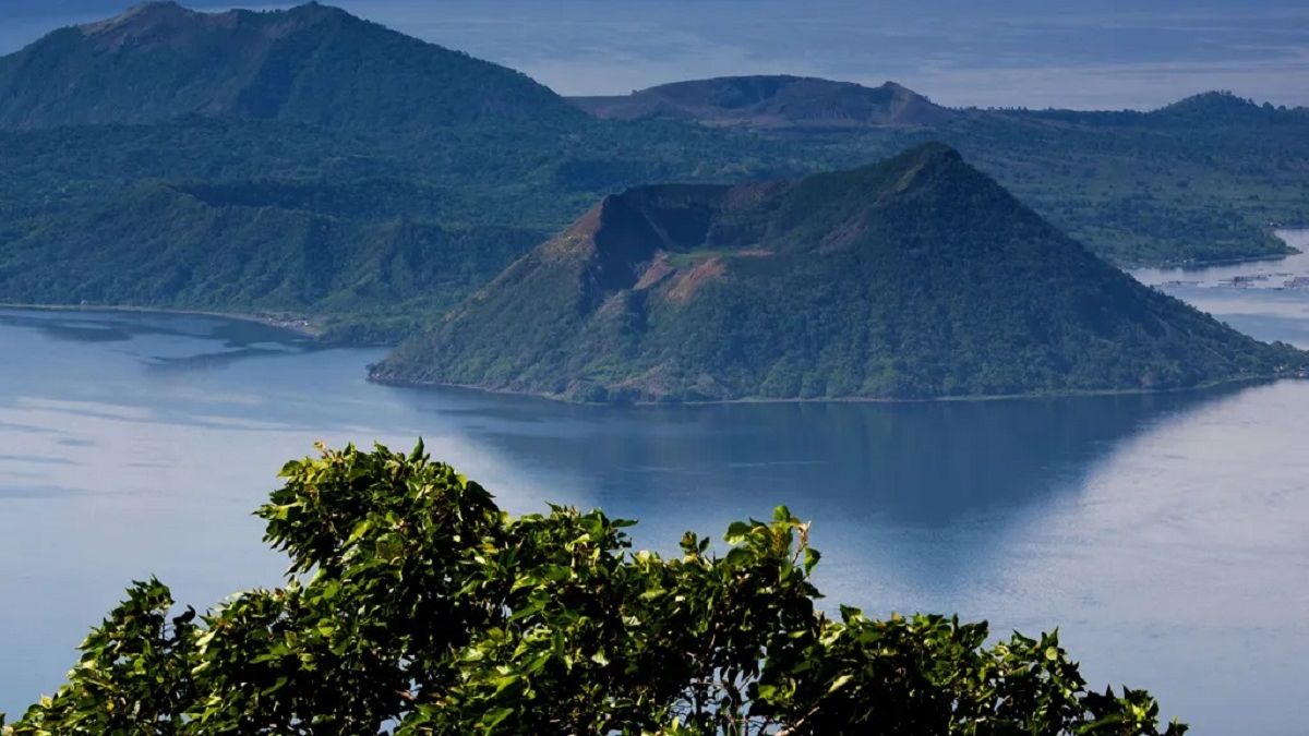 El increíble lago que se encuentra en el centro de Isla Volcán