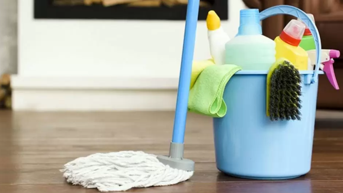 El infalible truco con vinagre para limpiar la mopa y dejarla como nueva