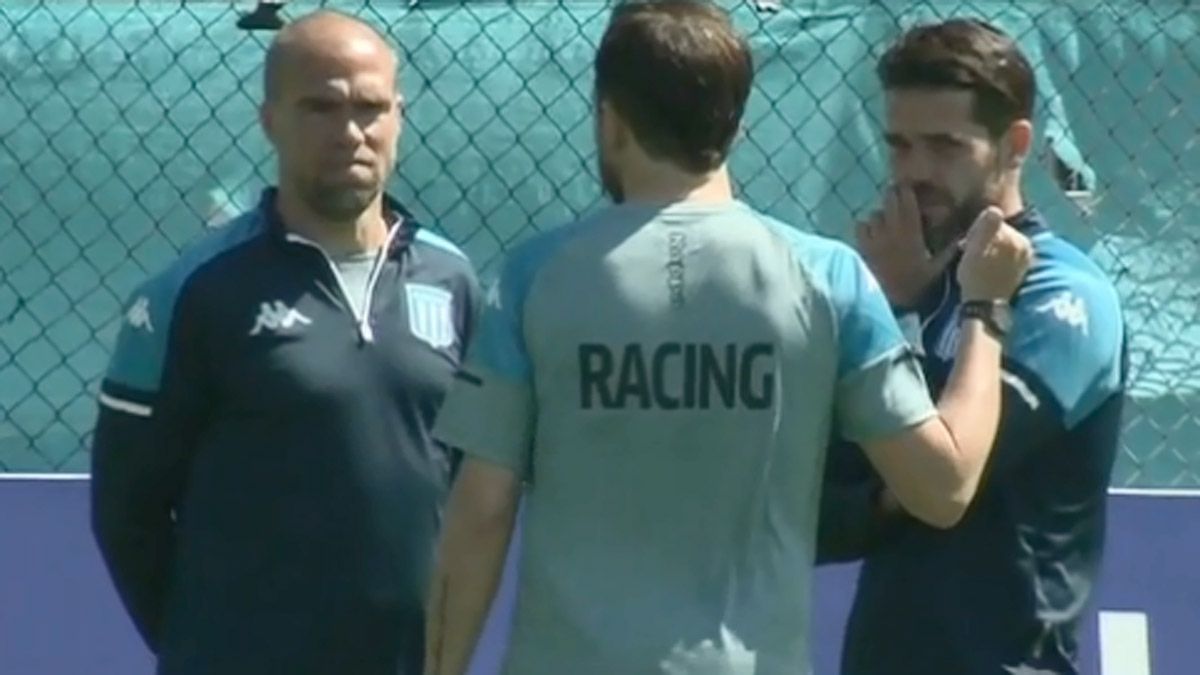 La imagen del día: el Pocho Insúa posó con la ropa de Racing