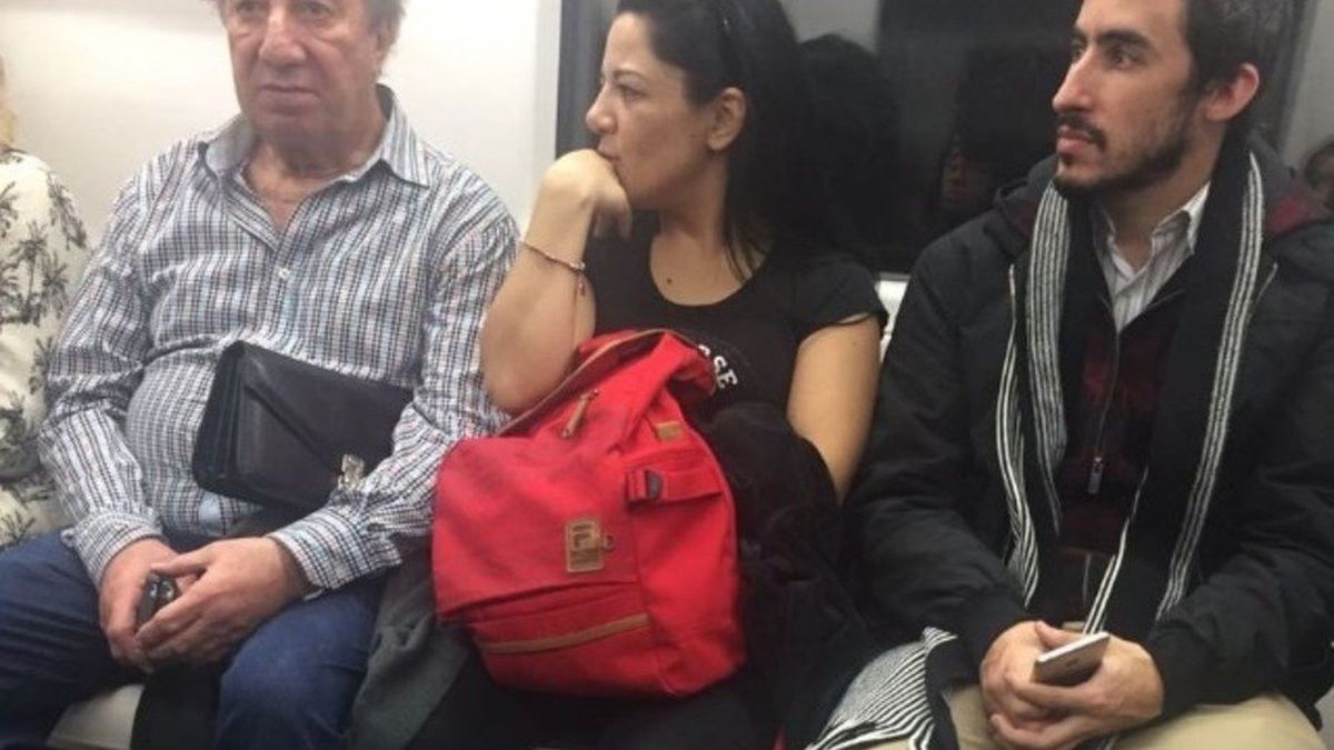 Carlos Bilardo en el subte, una imagen que se volvió viral en las redes ...