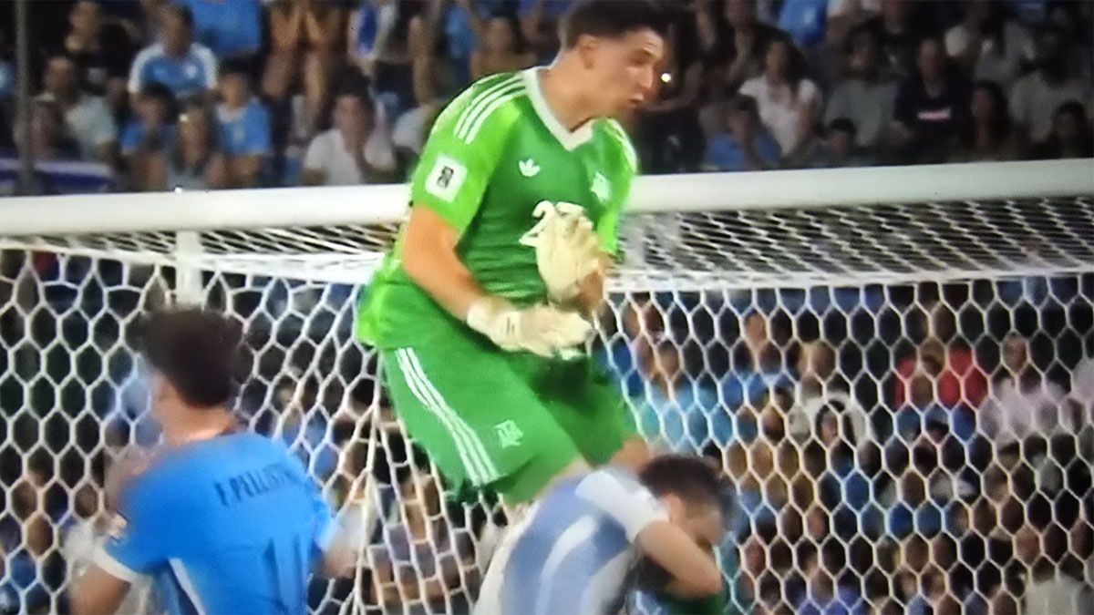 Gran susto en Uruguay vs. la Selección argentina por el choque entre ...