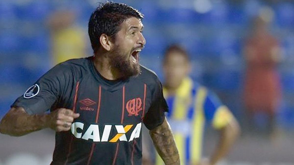 Lucho González se vistió de héroe en el Atlético Paranaense