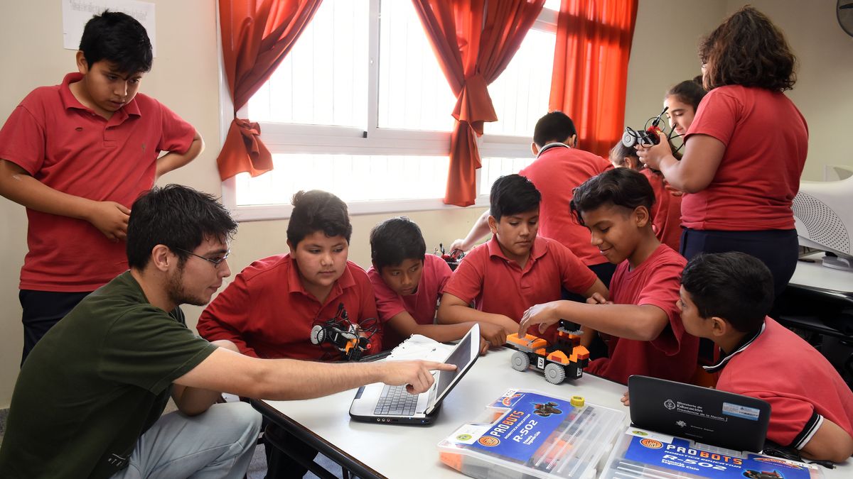 Alumnos de una escuela rural ya programan robots