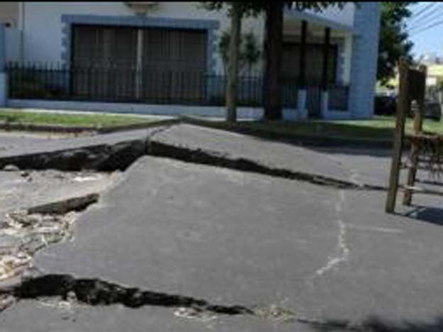 El colmo del calor: calles agrietadas y asfalto levantado