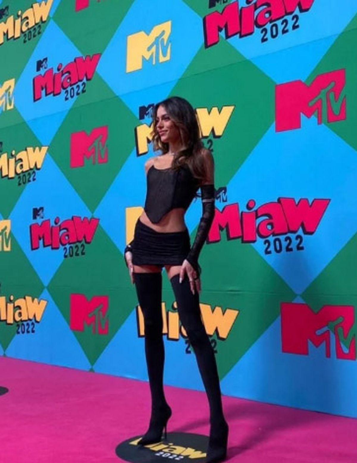 Tini Stoessel metió mini falda y top transparente y fue un montón