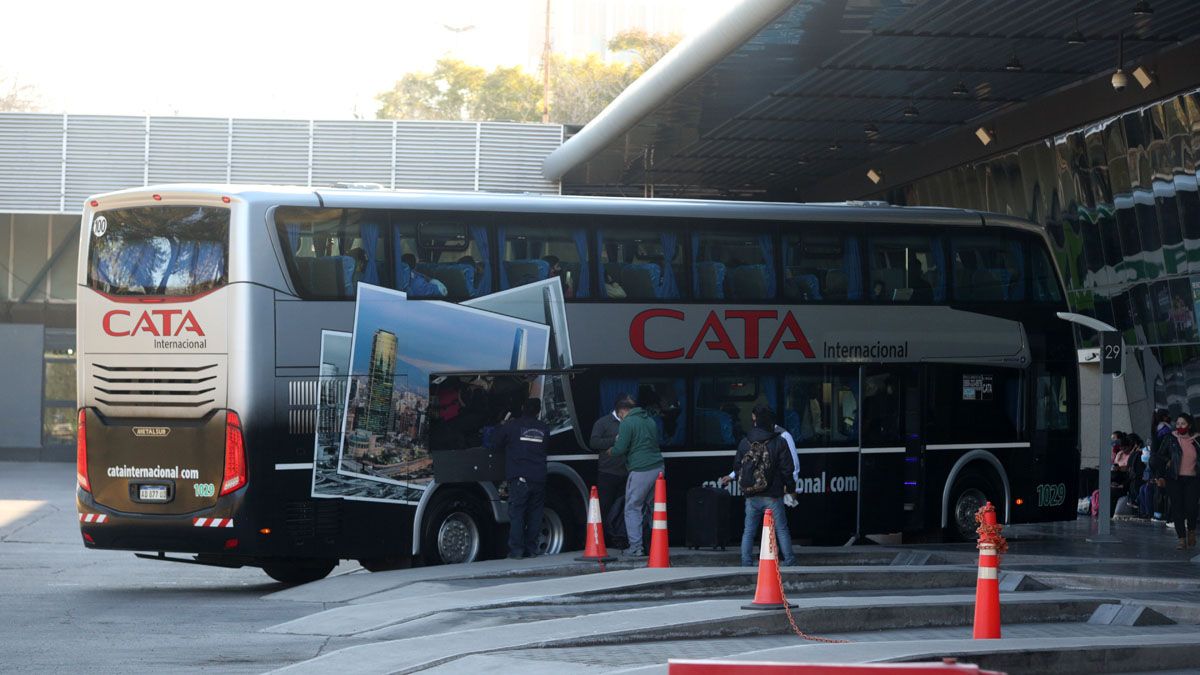 El Gobierno oficializó el aumento en el boleto de micros de corta y ...