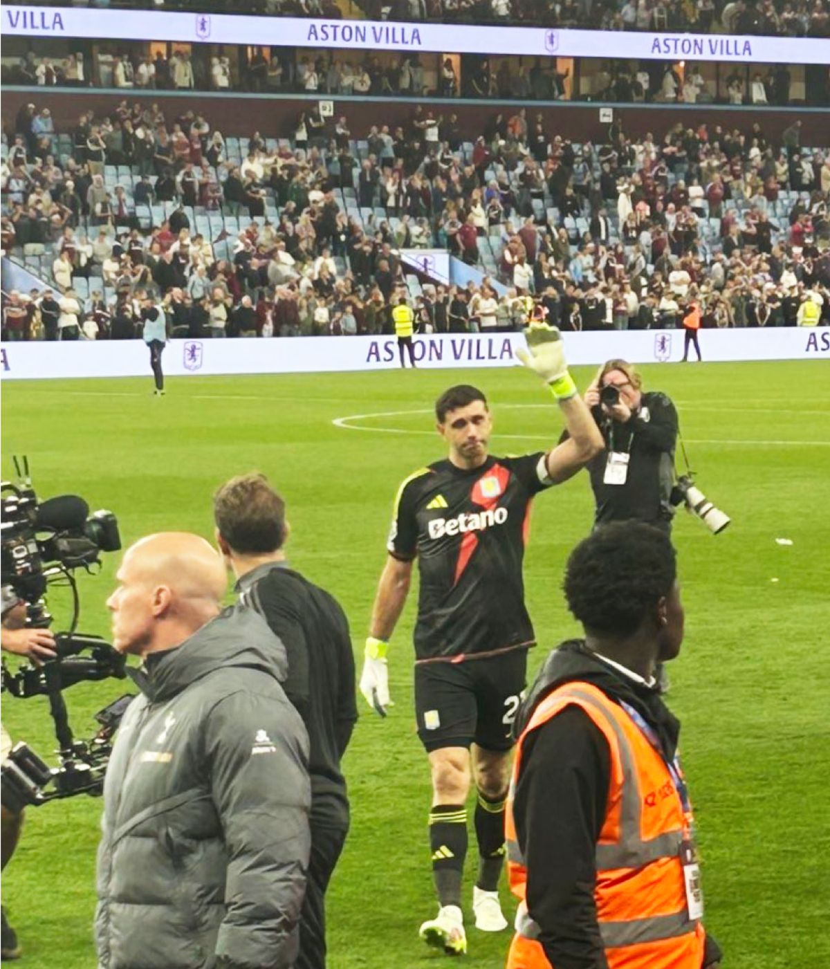 El Dibu Martínez y su emocionada salida de la cancha del Aston Villa que generó más de una sospecha