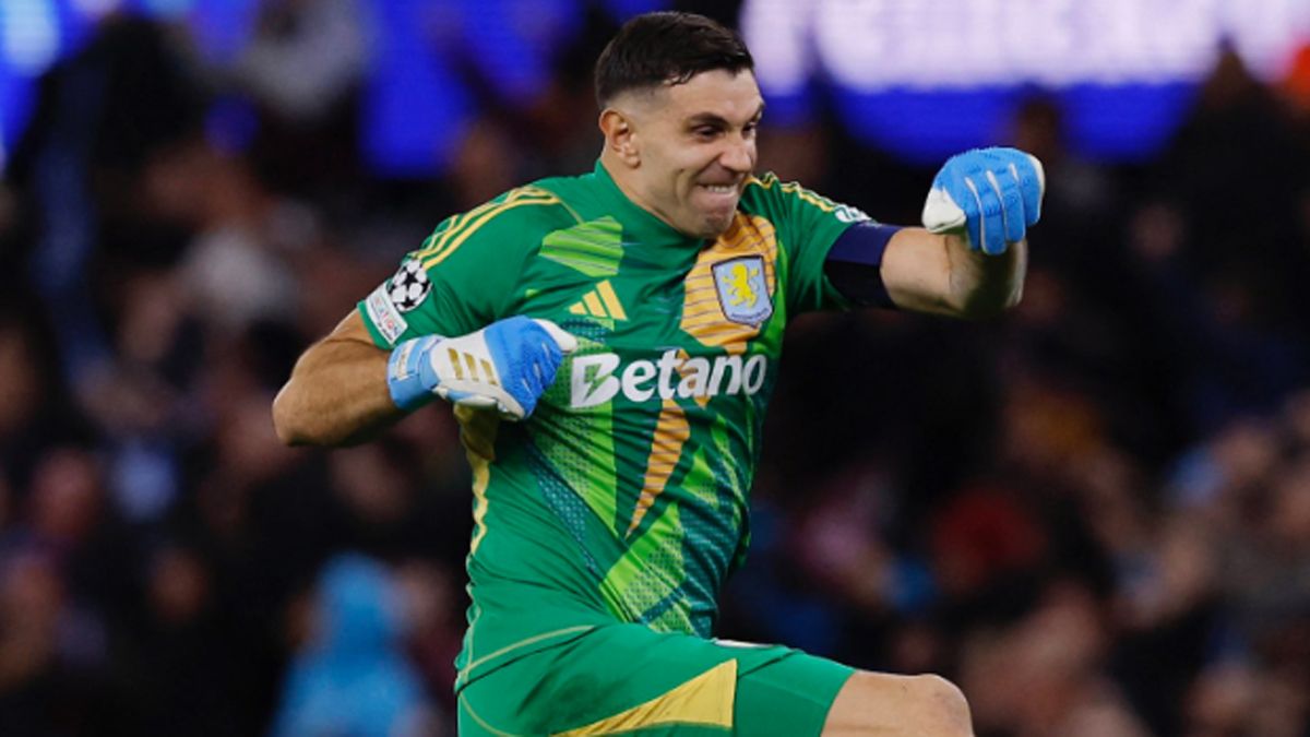 Dibu Martínez protagonizó otras de sus atajadas en el duelo de ...